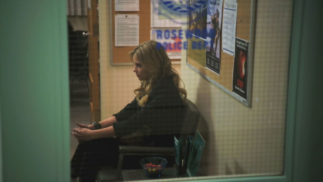 1.01 Pilot - PLL101-00944 - Pretty Little Liars Screencaps